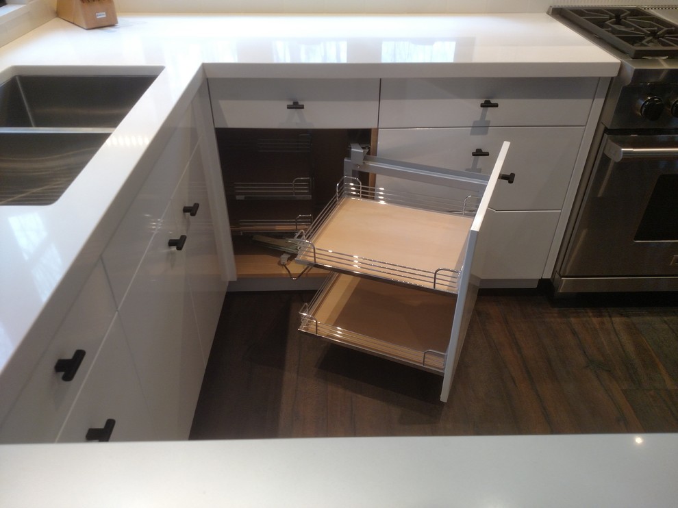 Jackson NH Modern High Gloss Kitchen with Quartz Waterfall Penninsula ...