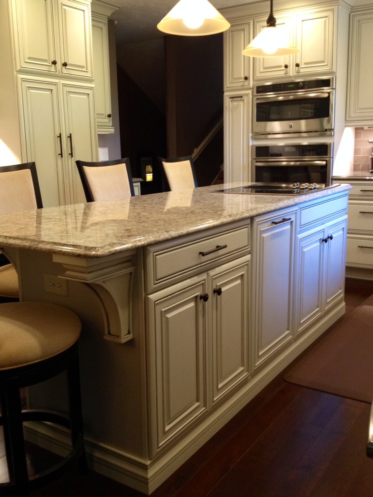 Jenn Vogel's Diamond Distinction Kitchen Cabinets - Classique - Cuisine ...