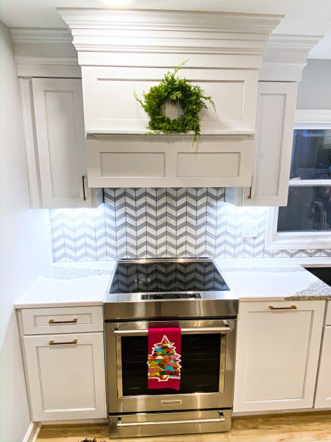 Jennifer's lake kitchen by Karin Ross Designs - Klassisch modern ...