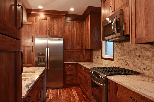 Juperana Exotica Granite with Split-Face tile - Klassisch - Küche ...