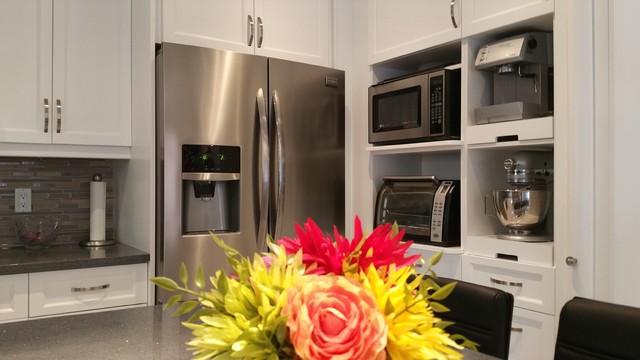 Kitchen - Bois Franc (St-Laurent, QC) - Di transizione - Cucina ...