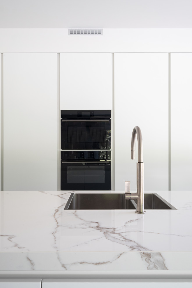 Modern total white kitchen with Calacatta Extra - Contemporary ...