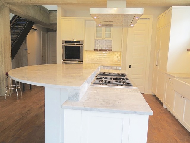 Kitchen island with gas range - Industriel - Cuisine - Washington, D.C ...