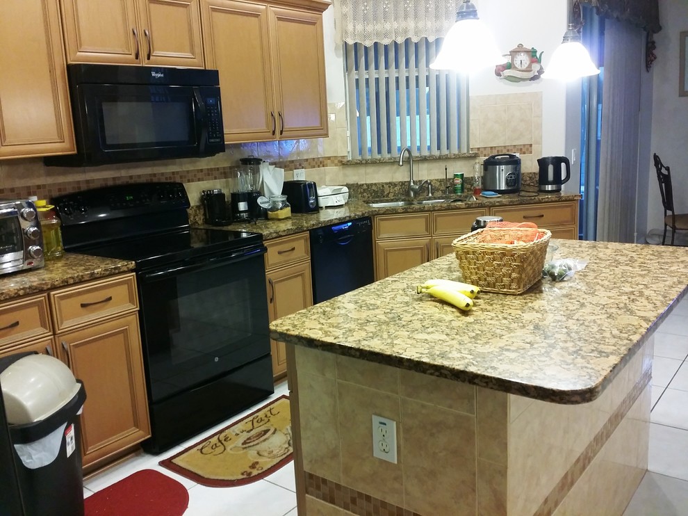 Kitchen Remodel Done in Maple and a Butterscotch stain with Mocha Glaze ...
