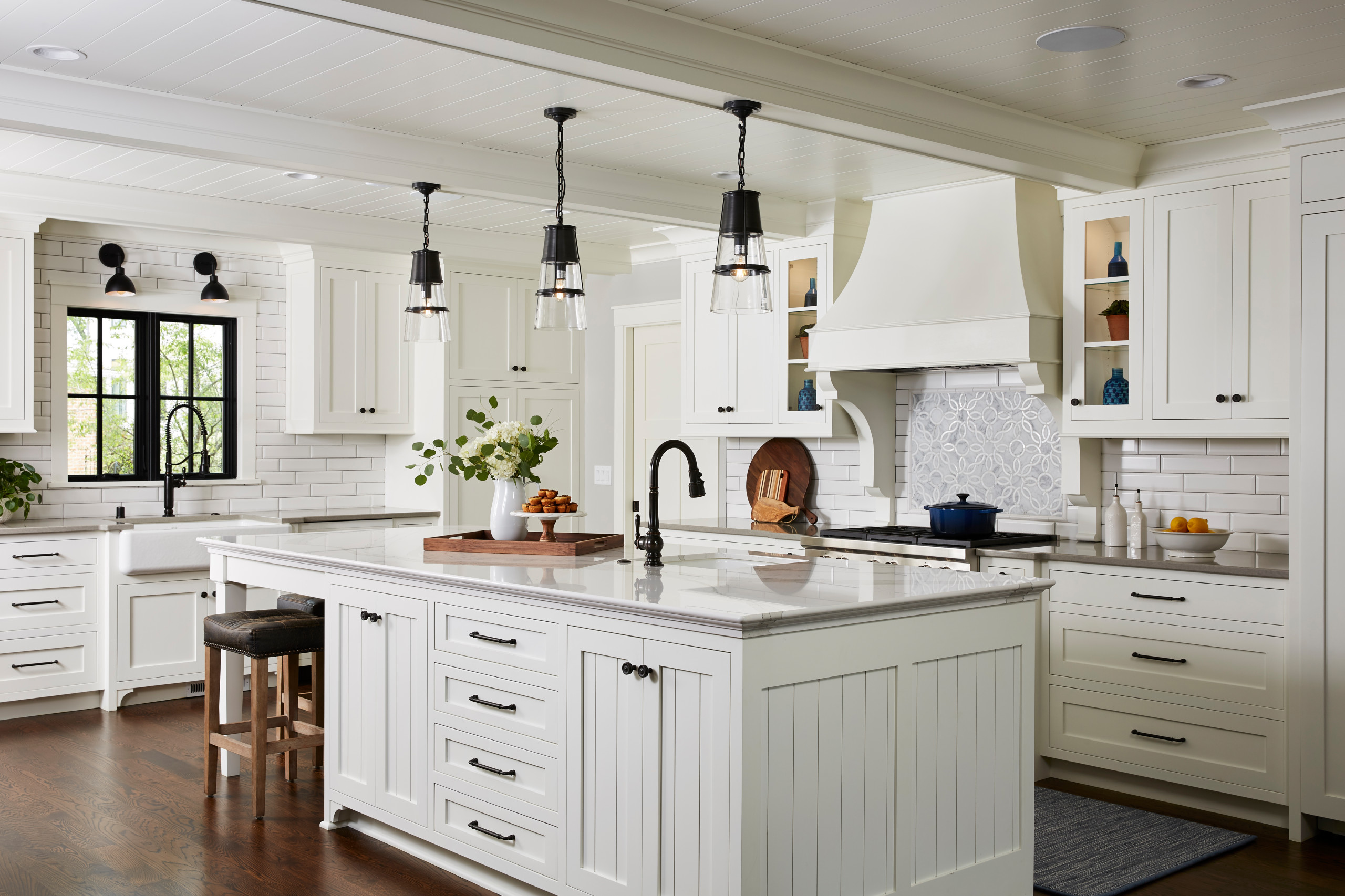Elegant white kitchens with rustic wood beams: Timeless design and ...