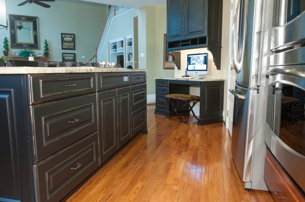 Kitchen Remodel with Brookhaven Island and Desk - Clásico - Cocina ...