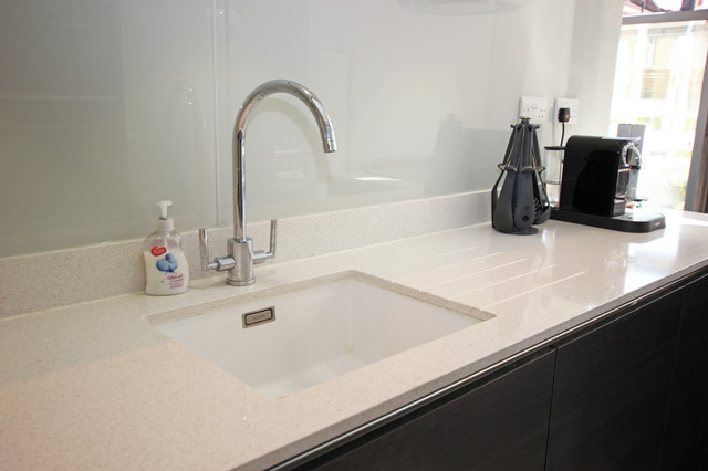 Kitchen Splashback with Quartz upstand - Modern - Kitchen - London - by ...