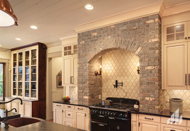Kitchen surround using General Shale thin brick. - Küche - Sacramento ...