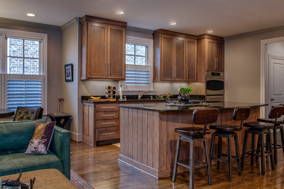Kitchen - Vertical Plank Style Kitchen Island - Clásico - Cocina ...