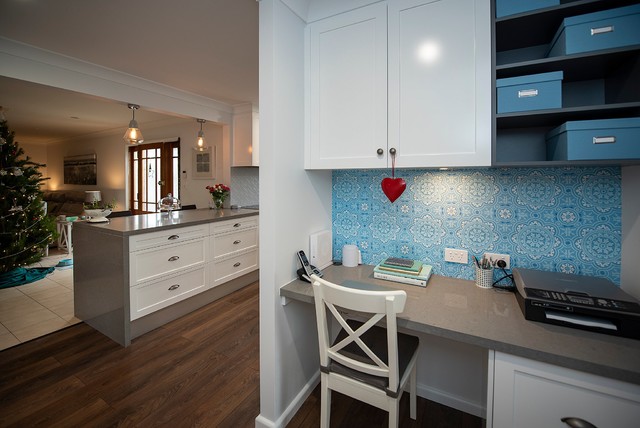 Kitchen with Caesarstone Oyster benchtops - Classique Chic - Cuisine ...