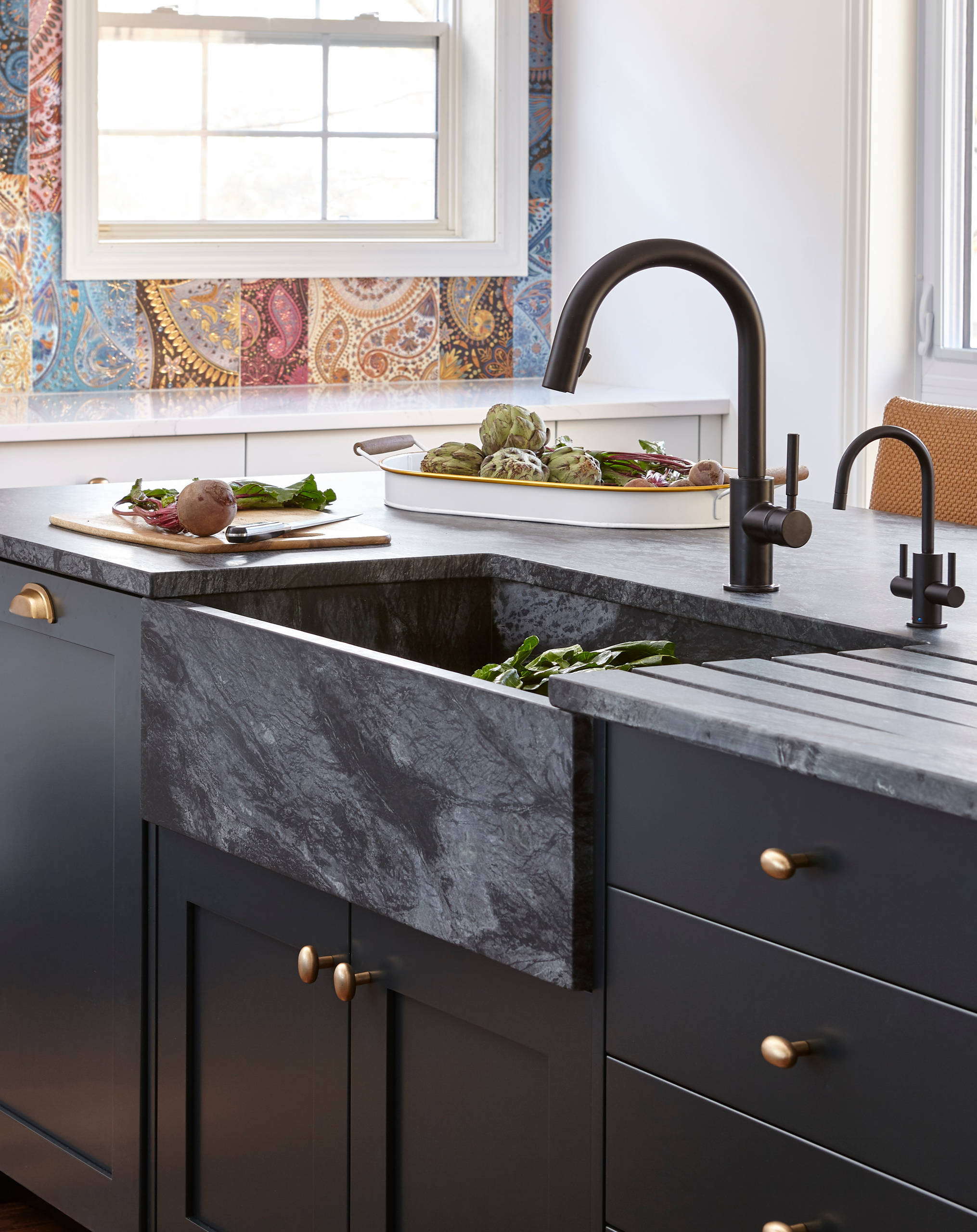 Paisley Tile Backsplash Takes This Kitchen to a Whole New Level