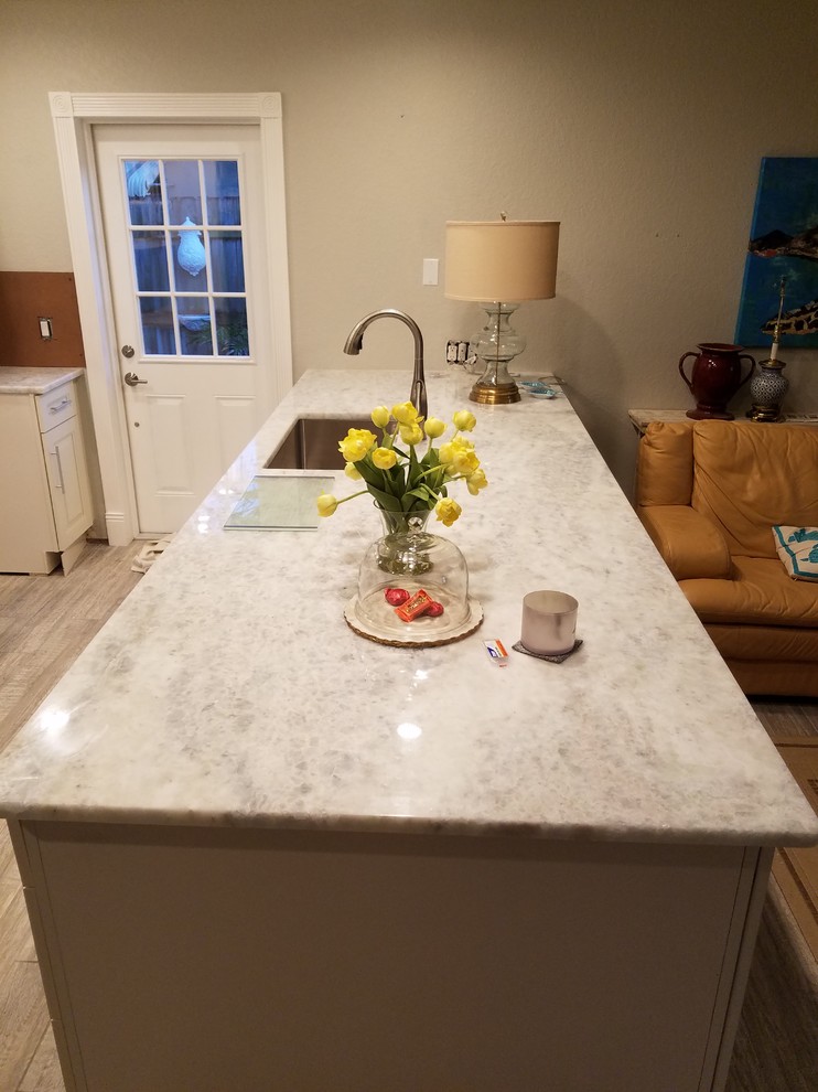 Kitchen with under granite lighting - Classique - Cuisine - Autres ...