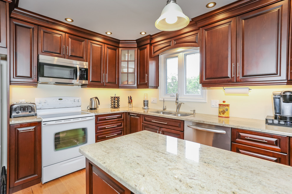 Kitchener Traditional Walnut - Klassisch - Küche - Toronto - von ...