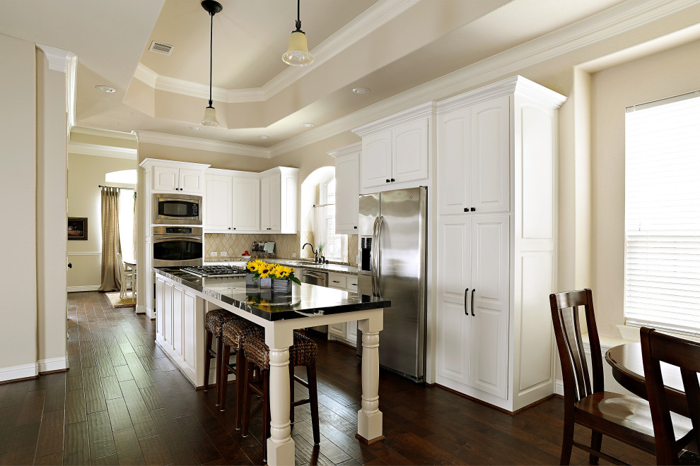 Lake Highlands High-end Kitchen Remodel - Traditional - Kitchen - Dallas - by Blackline Renovations