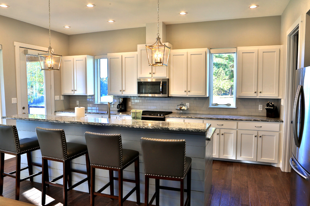 LakeHouse - Farmhouse - Kitchen - Dallas - by Moonbeam Designs and Interiors | Houzz