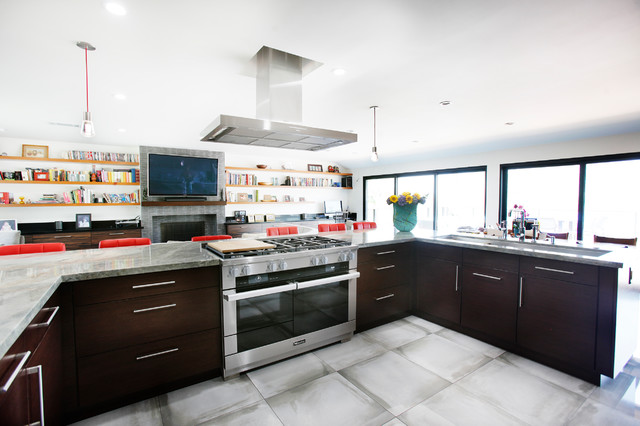 Large U-Shaped Kitchen Island with Range and Sink - Contemporáneo ...