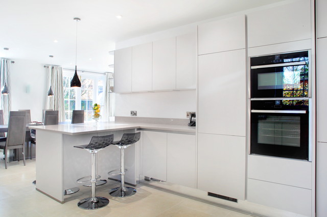 Light grey handle-less kitchen with built in appliances - Modern ...