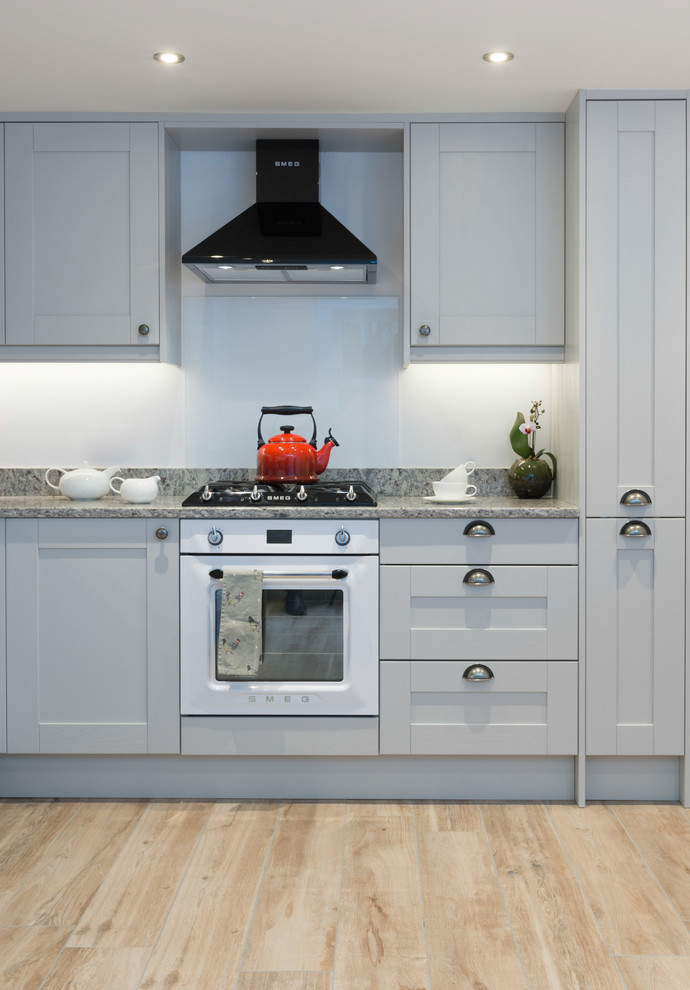 Light Grey Shaker style U shape fitted kitchen with Amrbosia White ...