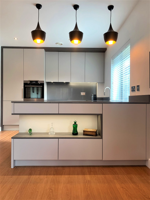 linear lines modern city apartment peninsular layout kitchen ...