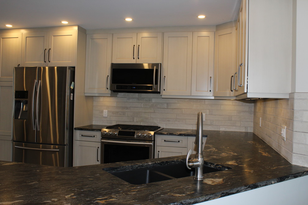Linen kitchen with leathered granite island and countertops - Modern ...