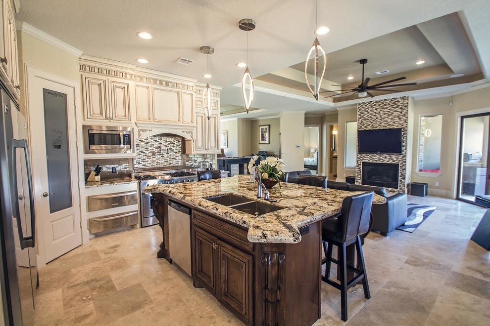 Living in the Lap of Luxury - Transitional - Kitchen - Houston - by En ...