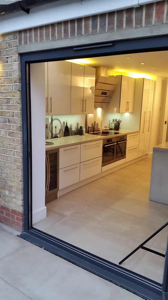 London Skyline glass splashback with integrated sockets - Contemporary ...
