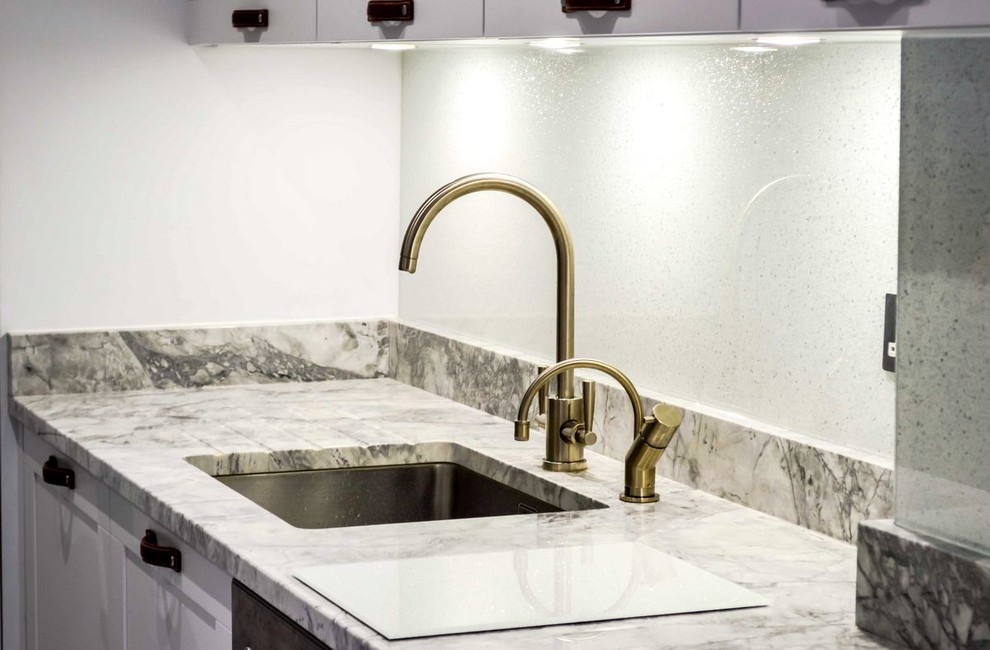 "LUXURY SNOW WHITE" kitchen splashback - Modern - Kitchen ...
