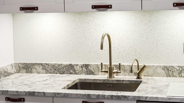 "LUXURY SNOW WHITE" kitchen splashback - Modern - Kitchen ...