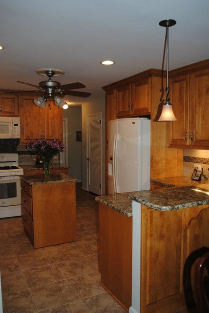 Maple Butterscotch Cabinets, Venetian Granite - Classique - Cuisine ...