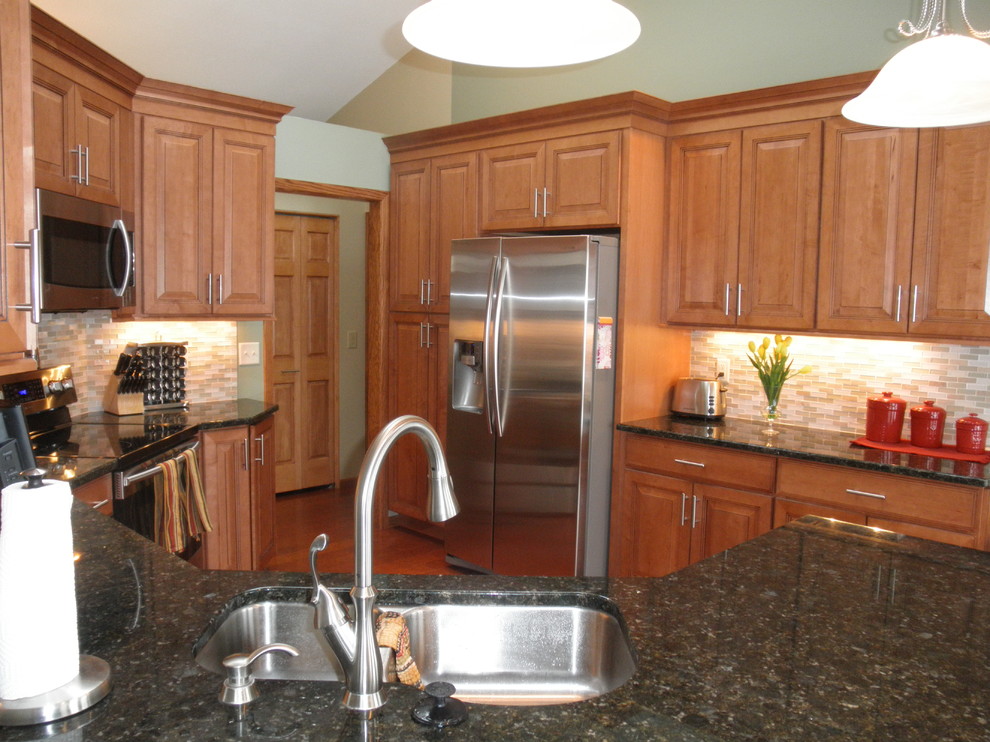 Maple Kitchen Cabinets | Carlton Door Style | CliqStudios - Traditional ...