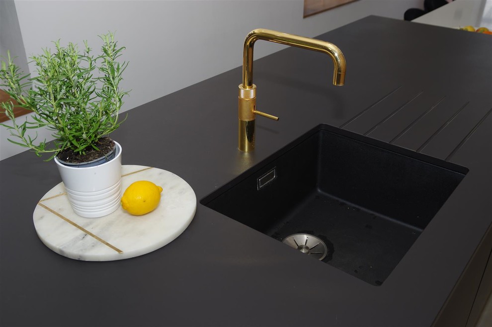 Matte Black kitchen with limited edition golden tap by Quooker - Modern ...