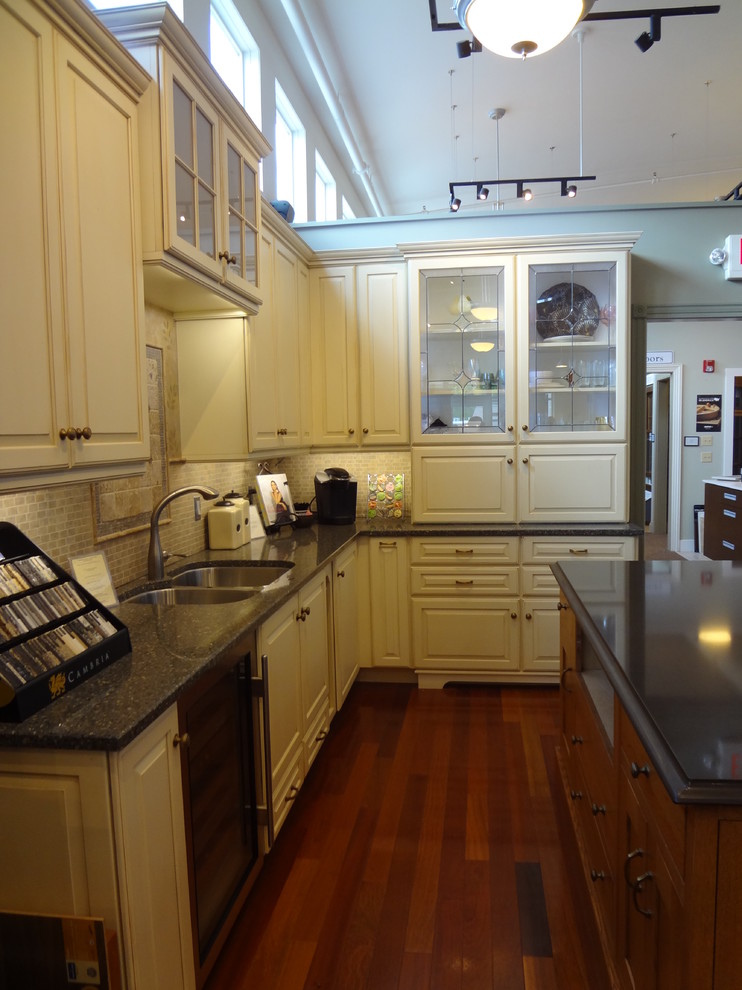 Medallion Gold Showroom Display - Romantique - Cuisine - Boston - par ...