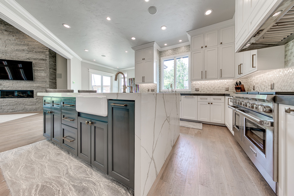 Metro Quartz Kitchen - Calacatta Metro/Vagli - Classique Chic - Cuisine - Austin - par AG&M San ...