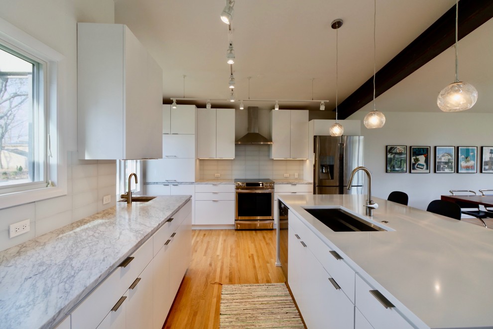 Midcentury Modern Kitchen - Modern - Kitchen - Chicago - by Omar ...