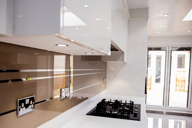 "MIRROR STRIPES ON ANTELOPE COLOUR" glass kitchen splashback - Modern ...