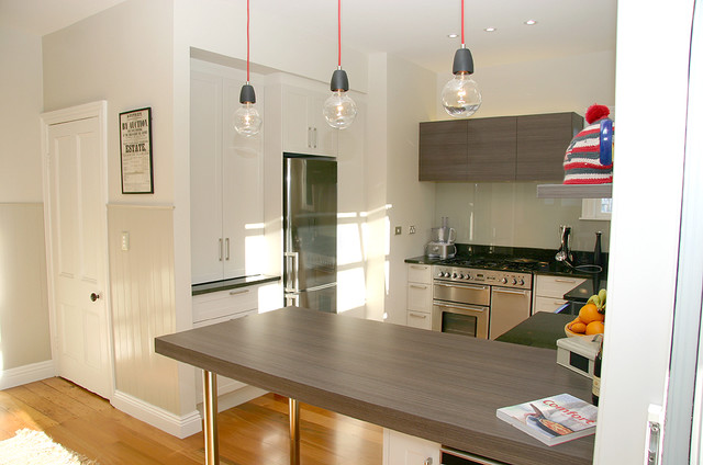 Mixed Traditional / Modern Kitchen in small space - Modern - Küche ...