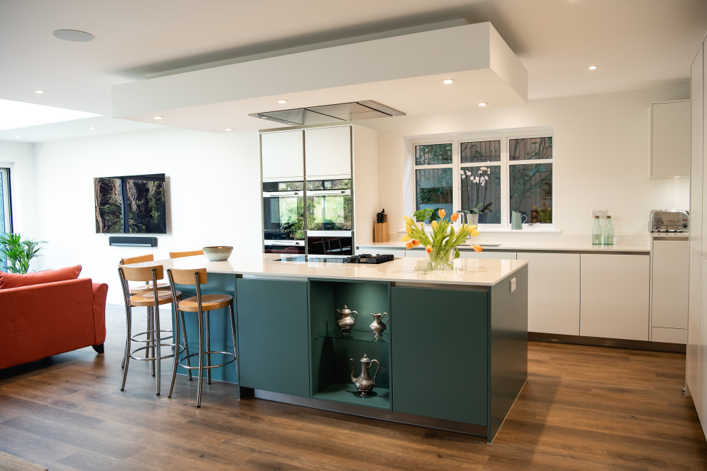 Modern Green and White Handleless Kitchen - Moderno - Cucina - Kent ...