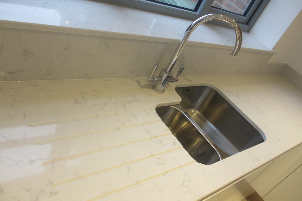 Modern Handleless Kitchen - Contemporary - Kitchen - Hampshire - by ...