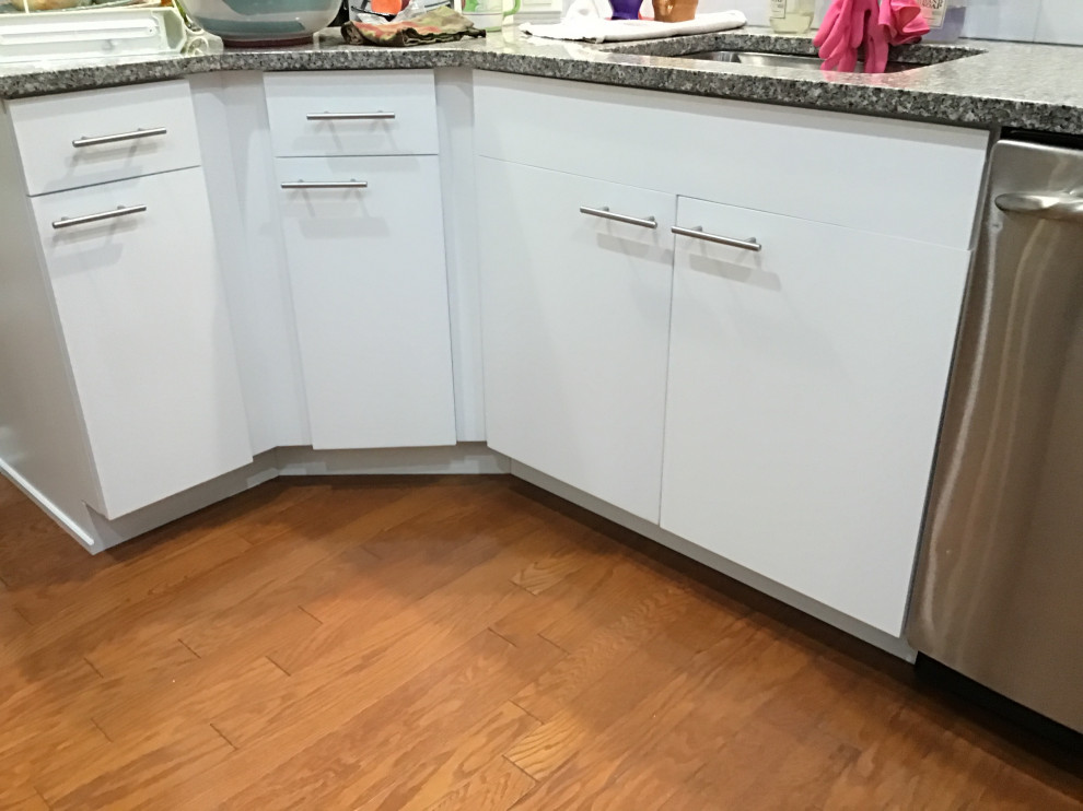 Modern kitchen cabinets finished in Ultra pure white - Kitchen - New ...