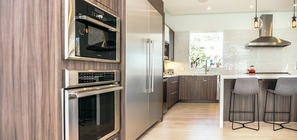 Modern Kitchen in Piper door style with Kona finish - Contemporary ...