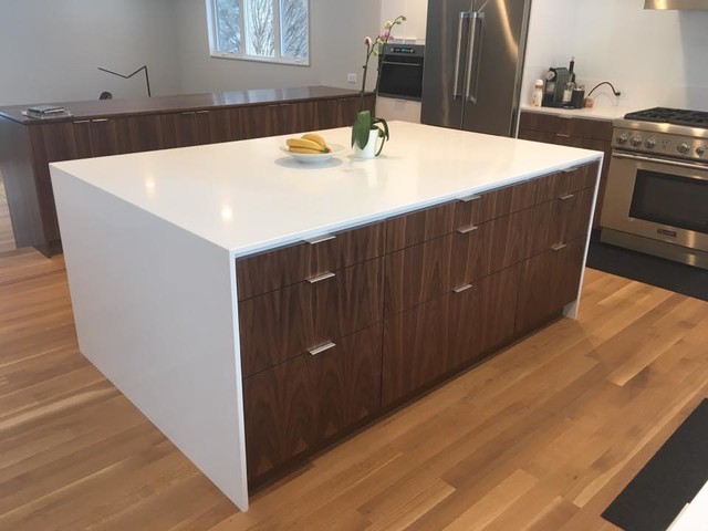 Modern Kitchen - Moderne - Cuisine - Minneapolis - par NVR Surfaces LLC ...