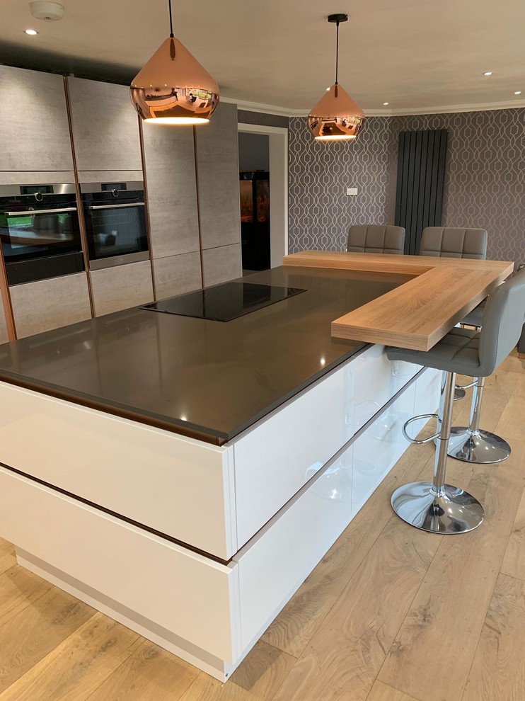 Modern Kitchen with Grey Wood / White Handleless Doors and Black Quartz ...