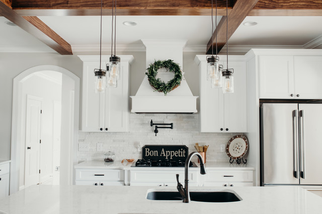 Modern White Farmhouse - Country - Cucina - Charlotte - di G.W. Smith ...
