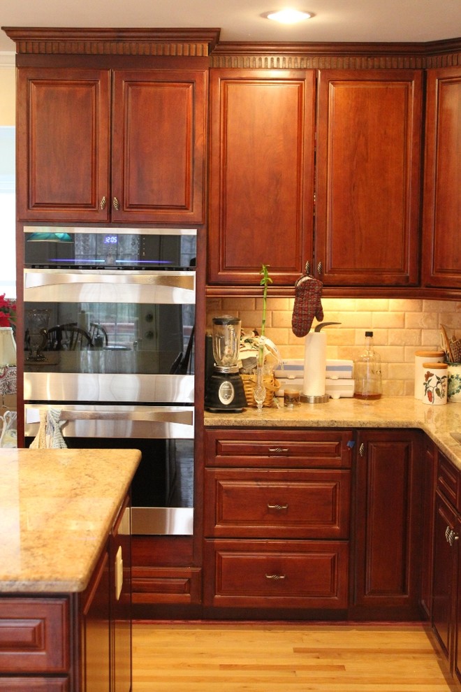 Moza Kitchen - Traditional - Kitchen - Houston - by Done Renovations ...