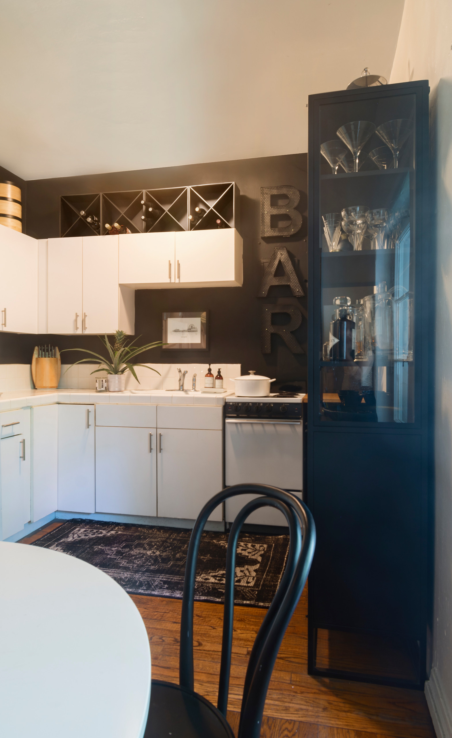 My Houzz: A 550-Square-Foot Studio Gets High-Contrast Style