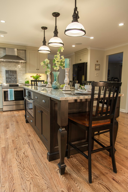 Neutral Kitchen with Seating - Classique - Cuisine - Autres périmètres ...