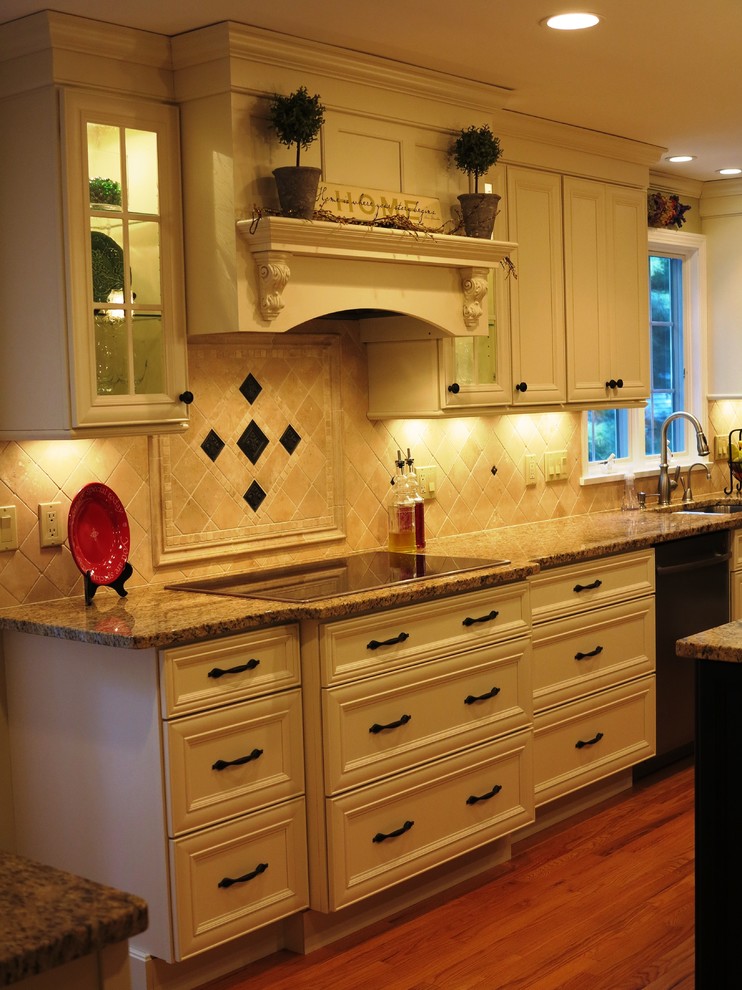 New Kitchen with Island - Classico - Cucina - Bridgeport - di Showcase ...