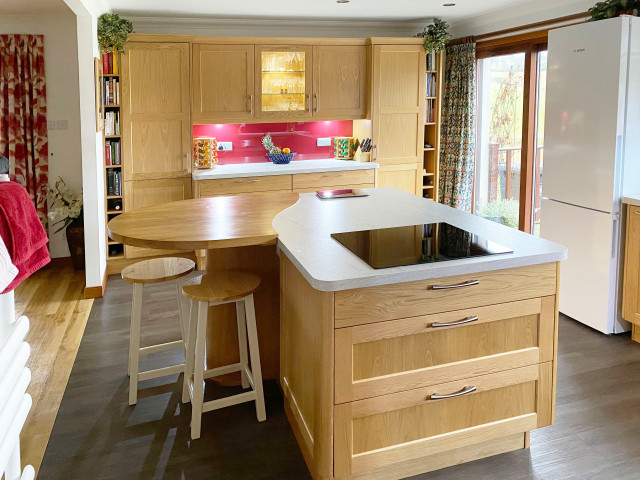 Oak Kitchen with unusually shaped breakfast bar - Moderne - Cuisine ...