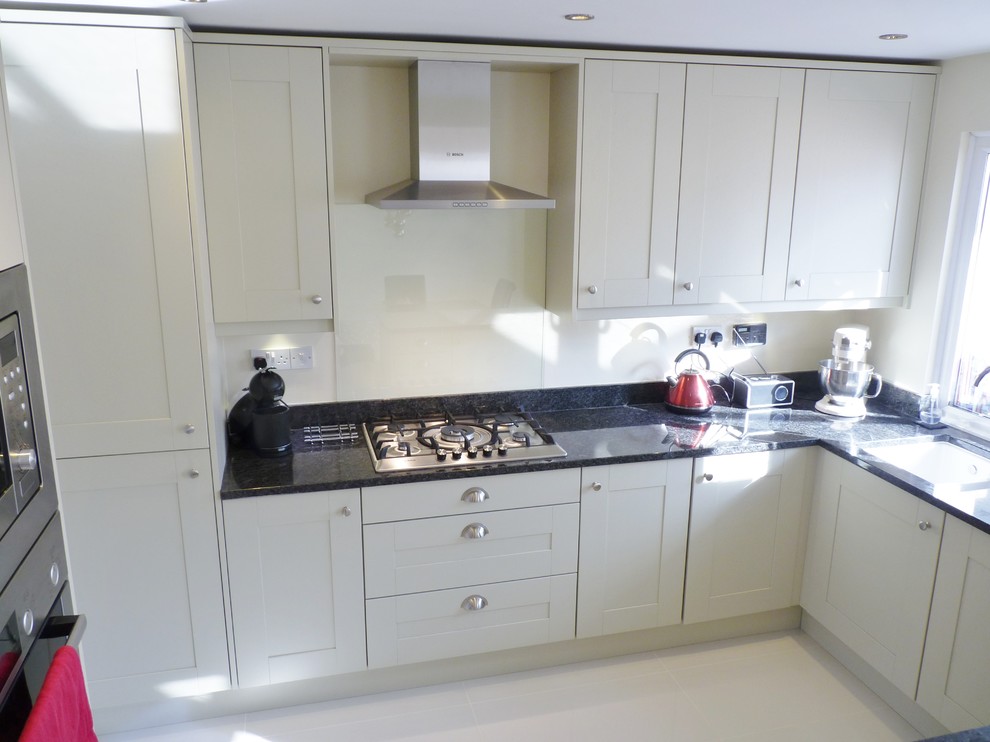 Oak painted 'Almond' bespoke kitchen, with Steel Grey granite worktops - Contemporáneo - Cocina ...