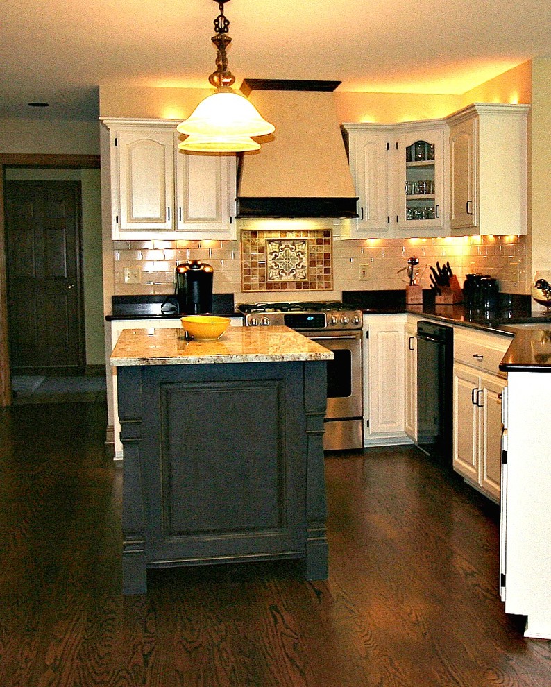 Painted and Waxed Kitchen Island - Klassisch - Küche - Milwaukee - von ...